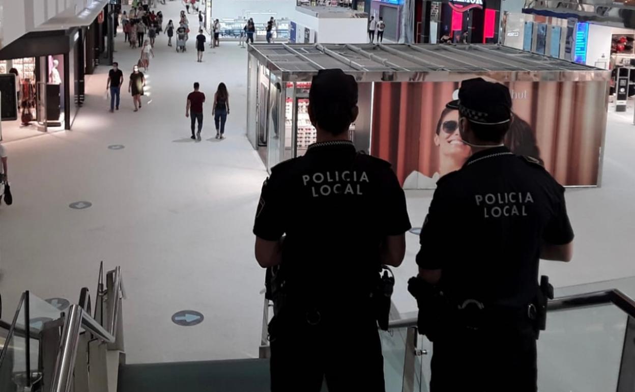 Detenido En Elche Por Golpear A Un Hombre Que Recriminó A Su Novia Que